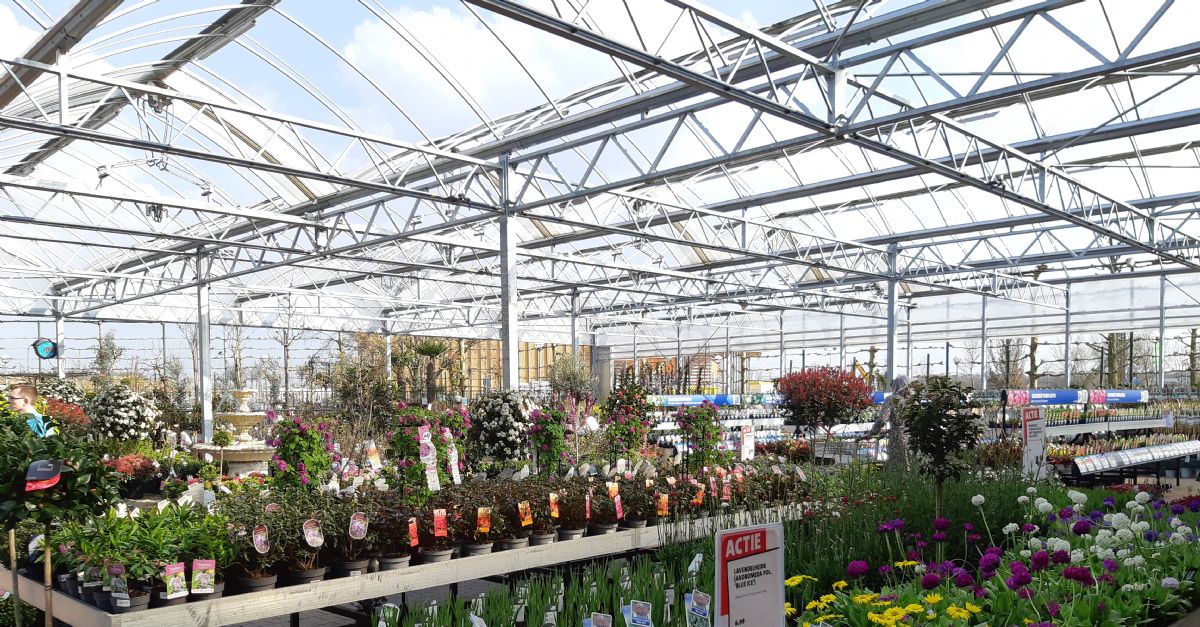 Tuincentra gaan kwekers weren die illegaal bespoten planten leveren